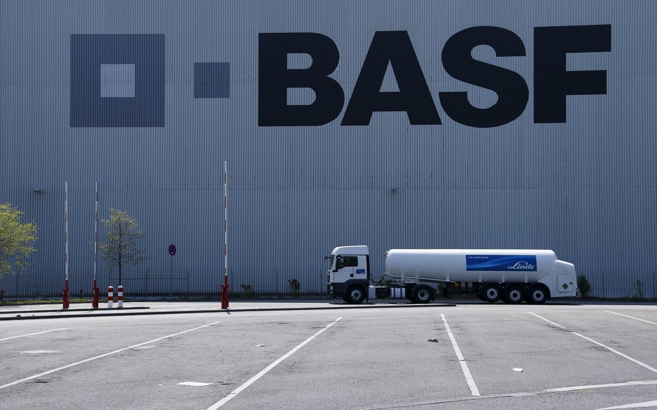 BASF: Μετεγκατάσταση μέρους της παραγωγής στην Κίνα και απολύσεις