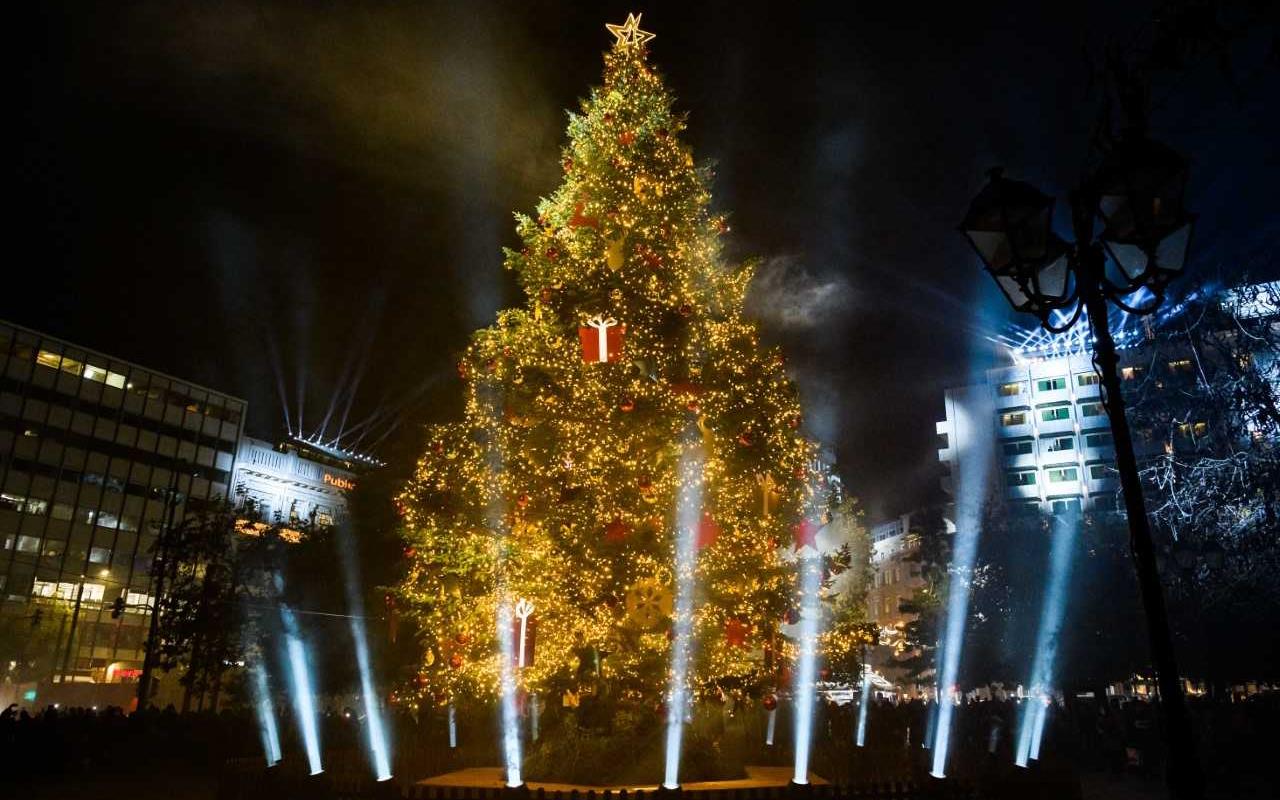 City of Athens lights up its Christmas tree with show at Syntagma Square