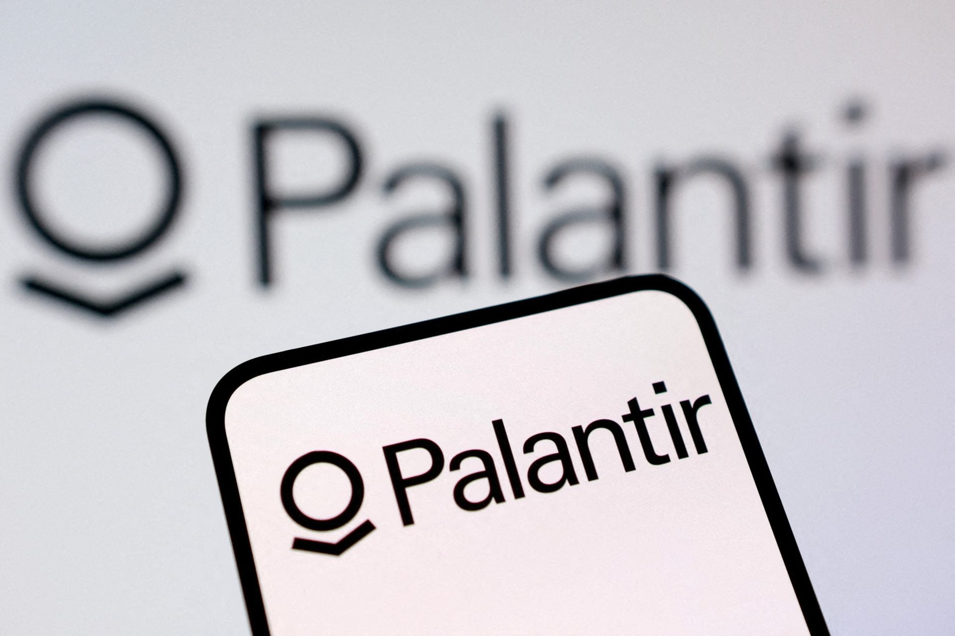 Palantir: Σπάει τα κοντέρ σε έσοδα και κέρδη χάρη σε χρυσά συμβόλαια με ...