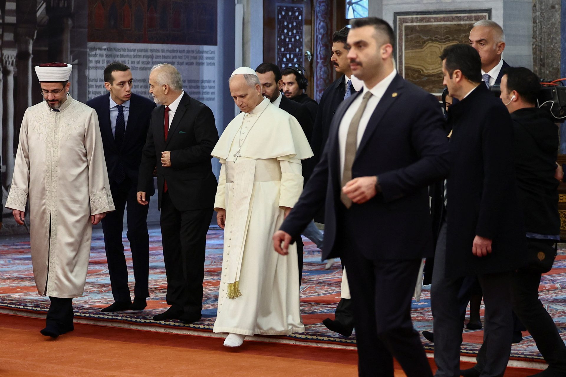 Επίσκεψη του Πάπα Λέοντος στο Μπλε Τζαμί: Έβγαλε τα παπούτσια του, αλλά ...