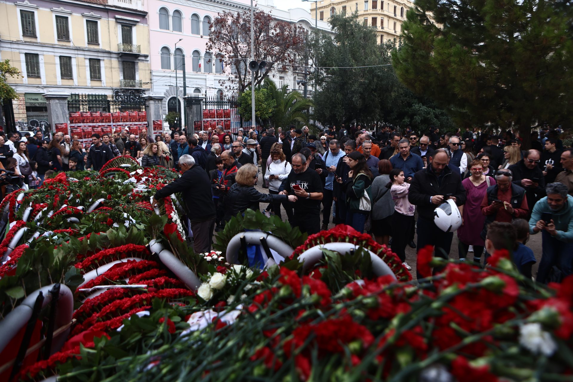Πολυτεχνείο, 52 χρόνια μετά: Φόρος τιμής στην αιματοβαμμένη εξέγερση ...