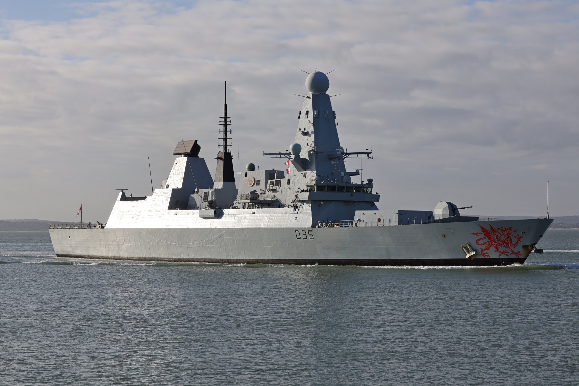 Βρετανία: Το HMS Dragon φορτώνεται με πυρομαχικά στο Πόρτσμουθ, αλλά ...