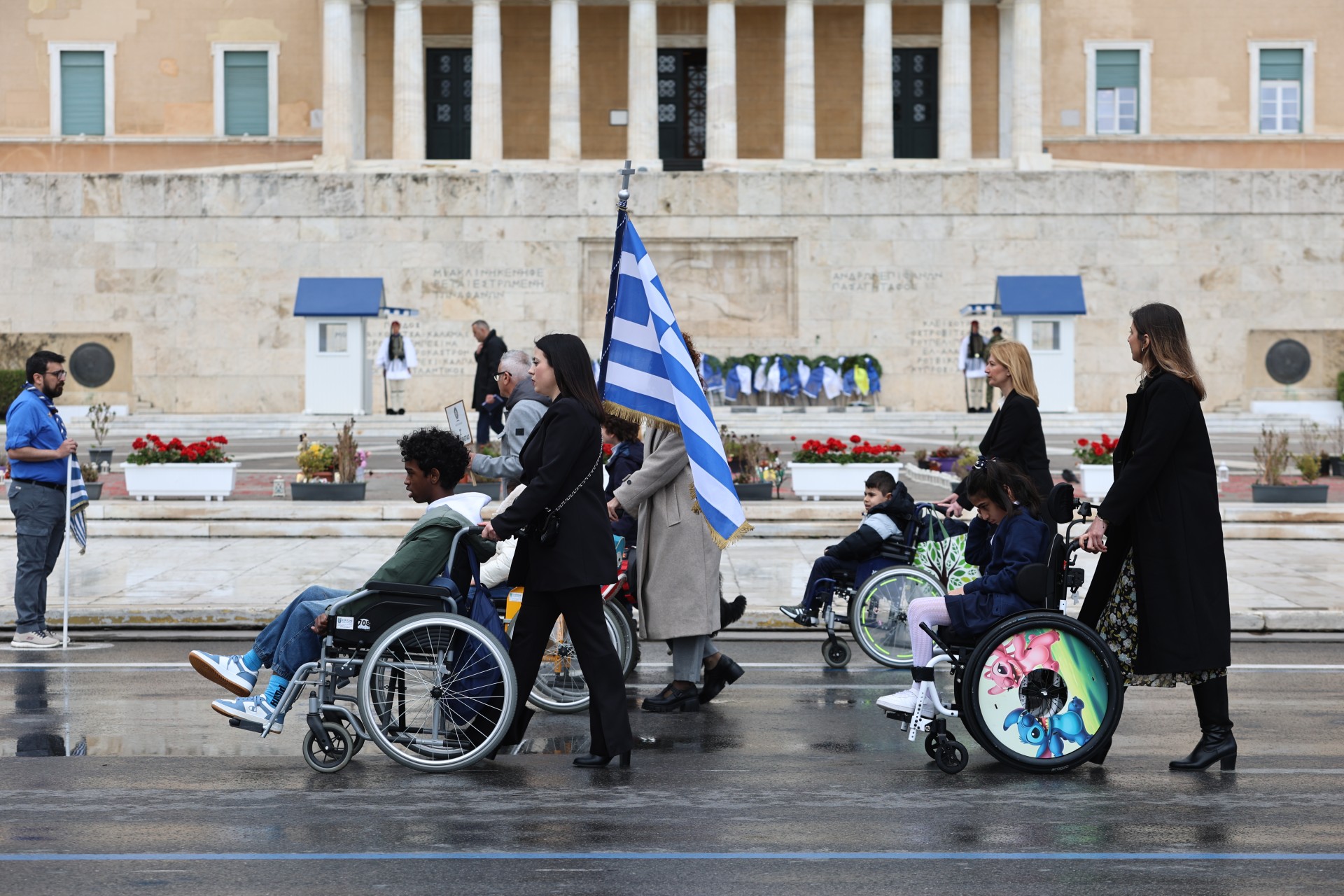 Πλήθος κόσμου στη μαθητική παρέλαση παρά τον βροχερό καιρό (φωτογραφίες ...