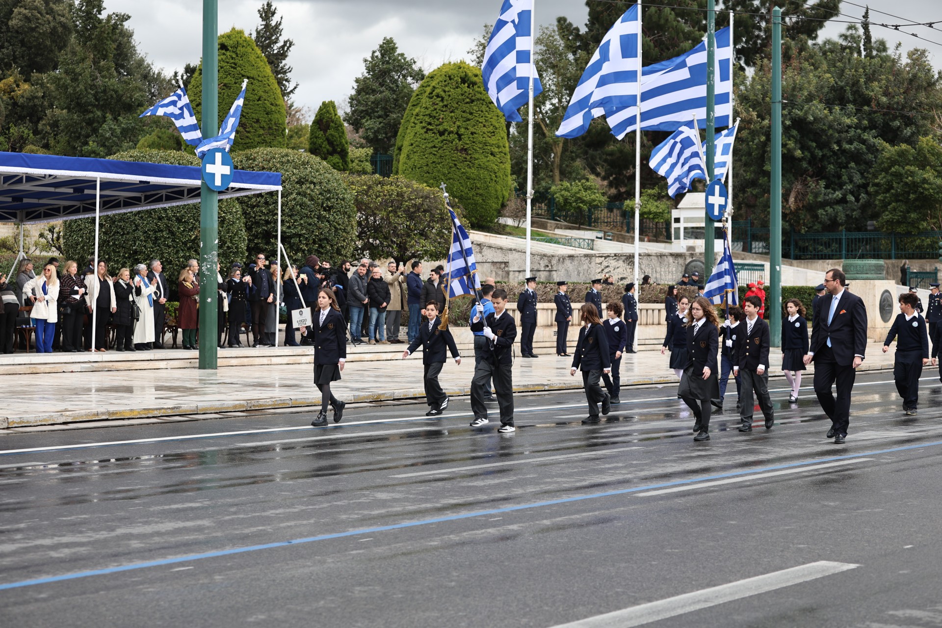Πλήθος κόσμου στη μαθητική παρέλαση παρά τον βροχερό καιρό (φωτογραφίες ...