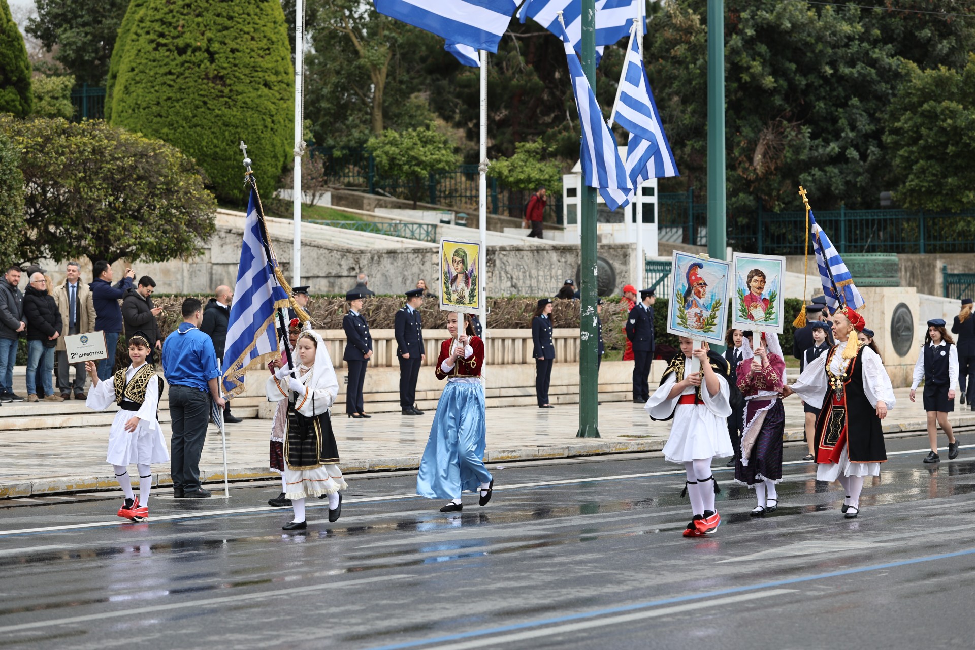 Πλήθος κόσμου στη μαθητική παρέλαση παρά τον βροχερό καιρό (φωτογραφίες ...