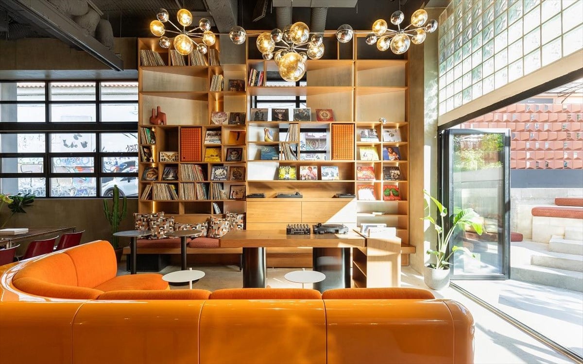 Το καλοκαίρι περνά από την αυλή του Okupa Kitchen & Listening Bar