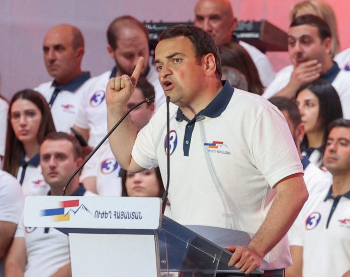 Δύση ή Μόσχα; Η Αρμενία στις κάλπες για να επιλέξει «στρατόπεδο»